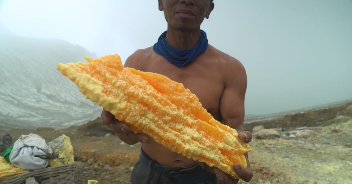 Work in the sulfur mine in the volcano Ijen. Toxic fumes, heavy loads ...