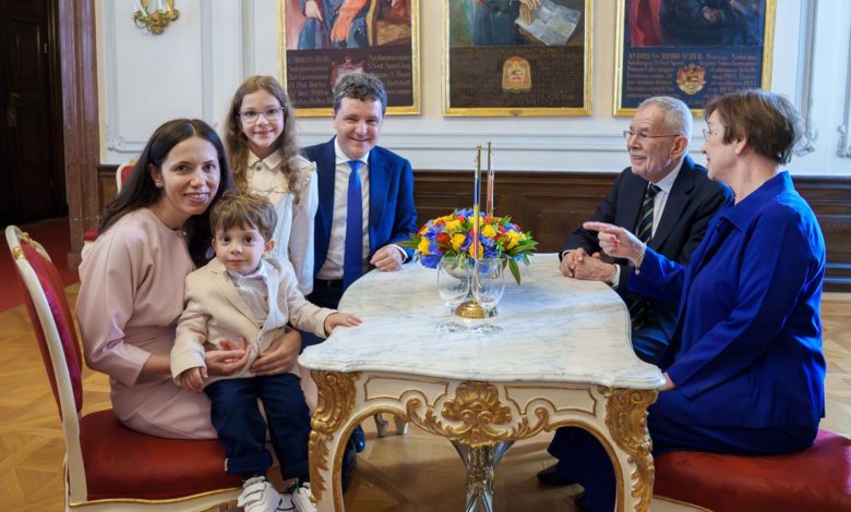 Unique images. Nicușor Dan, with the family during the official visit ...