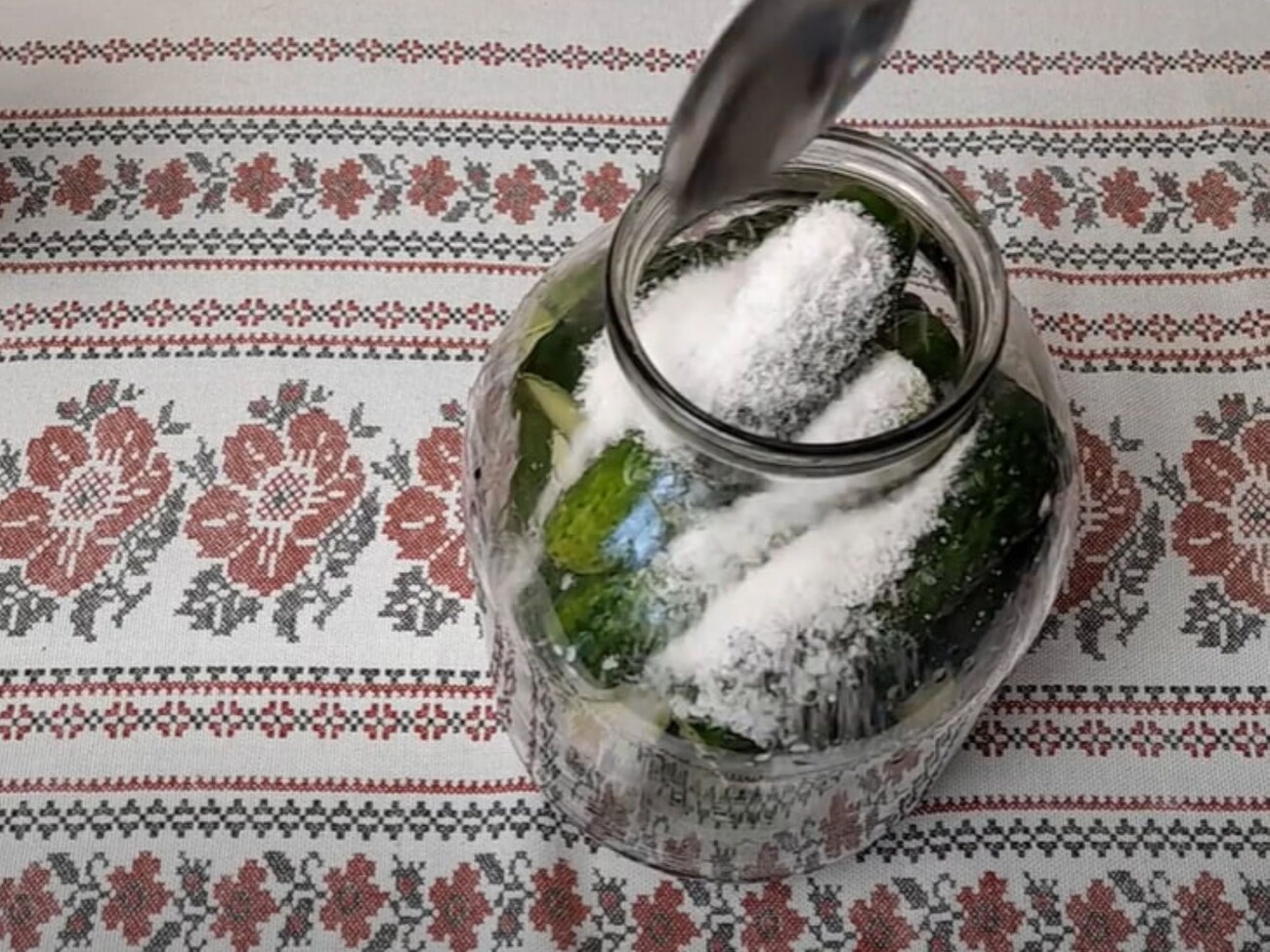 Put it in a jar – and cucumbers will be solid and crispy. Capenoval lid ...